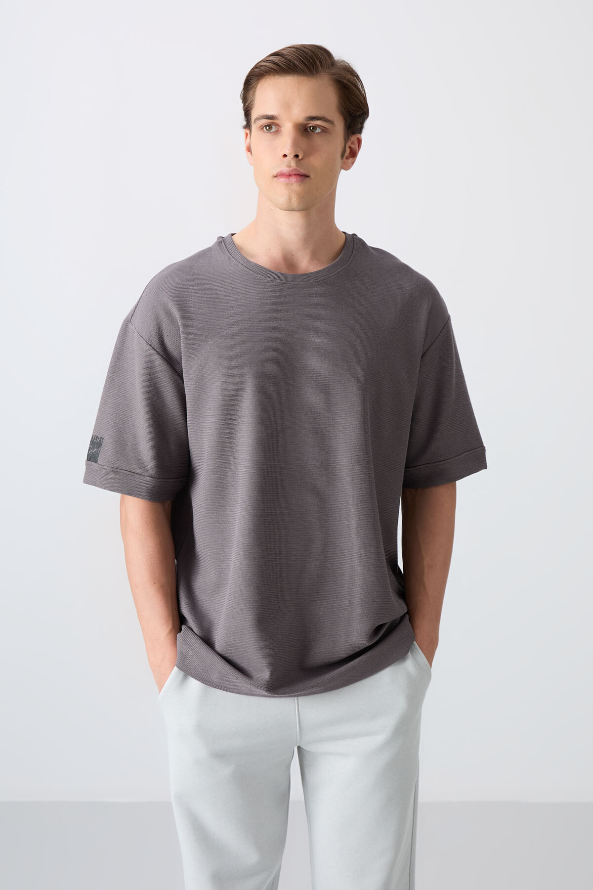 Koyu Gri Pamuklu Kalın Yüzeyi Dokulu Oversize Fit Basic Erkek T-Shirt - 88339 | TOMMYLIFE